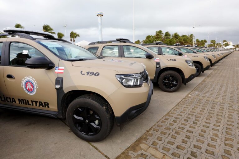 Governo da Bahia entrega 120 novas viaturas policiais em Salvador