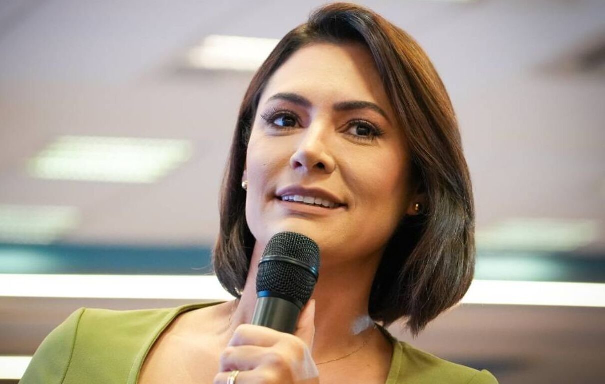 Michelle Bolsonaro indica candidatura em 2026 e diz que vai se erguer ...
