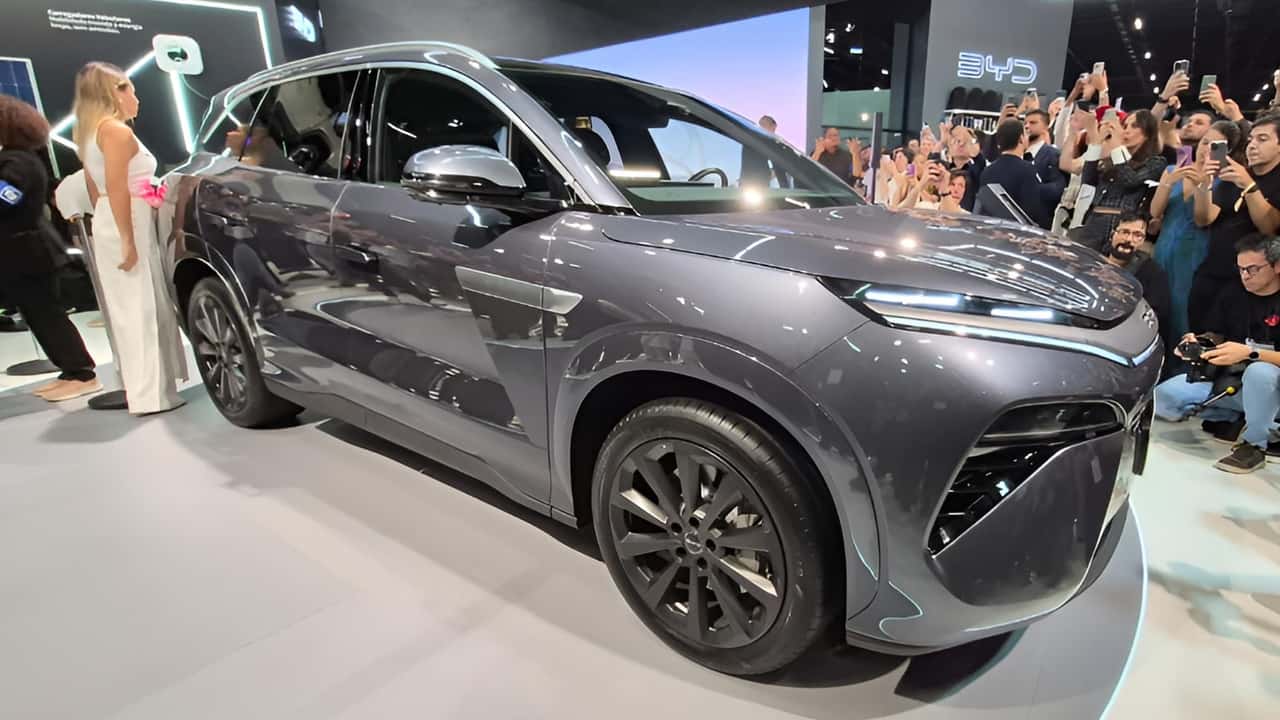 Novo BYD ATTO 8 promete autonomia de 1.000 km e pode mudar o mercado de SUVs no Brasil