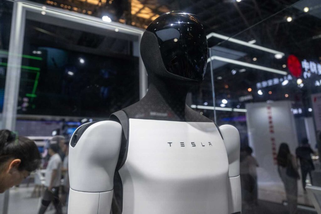 Tesla avança no robô humanoide Optimus e aproxima IA do mundo real