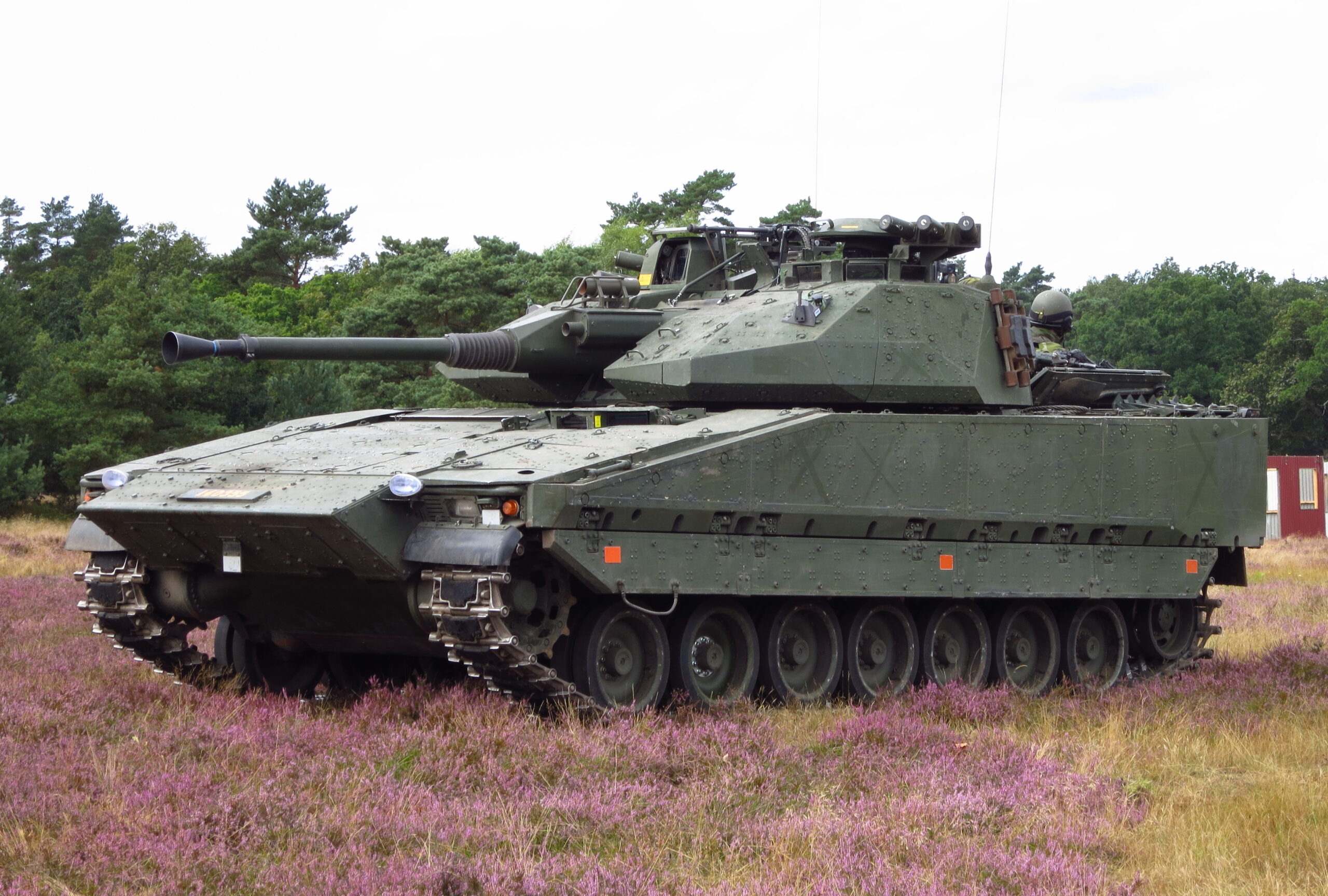Blindado CV90 pode ser produzido no Brasil e redefinir a estratégia do ...